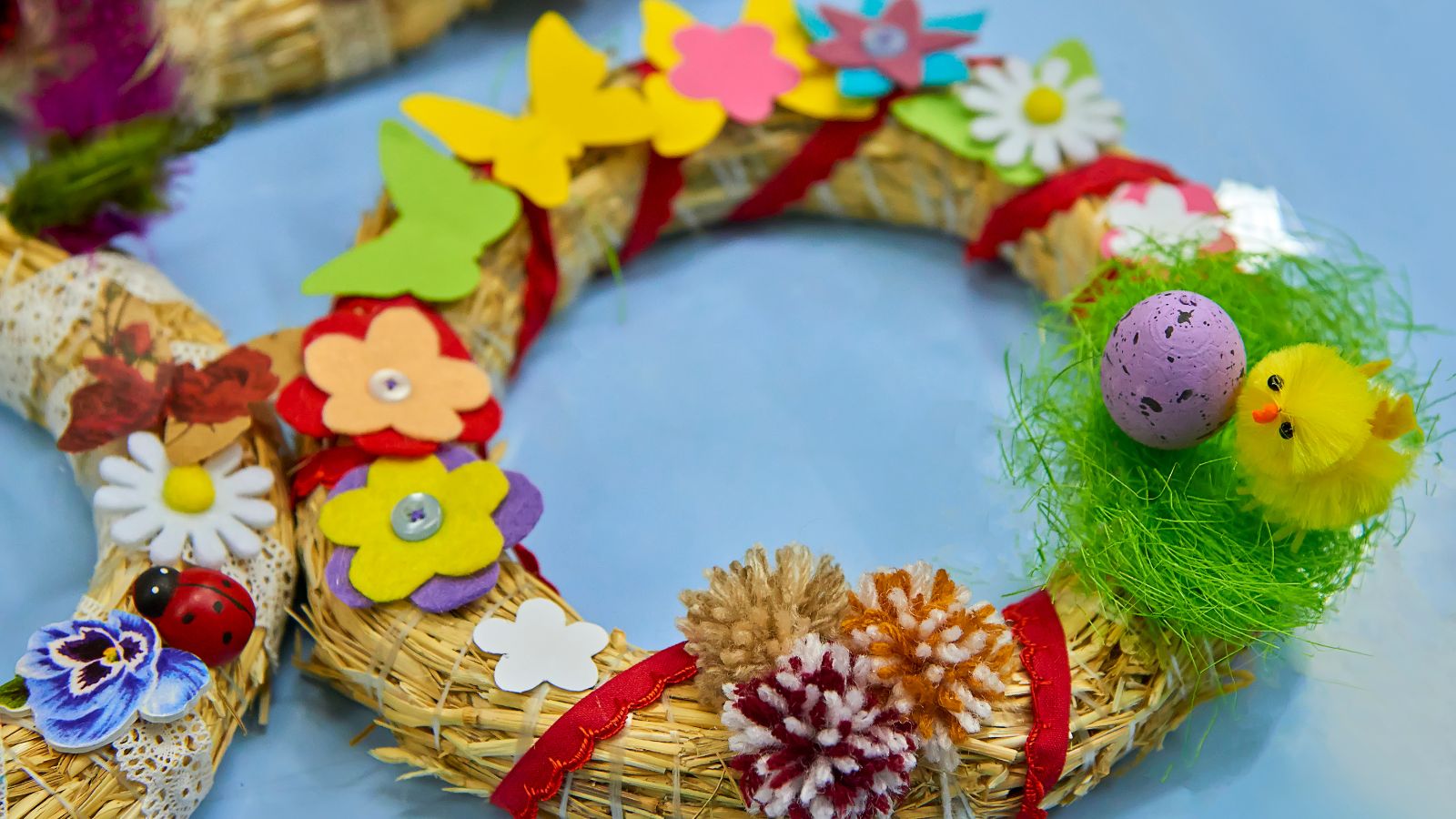 Cómo hacer una corona de huevos de Pascua para negocios